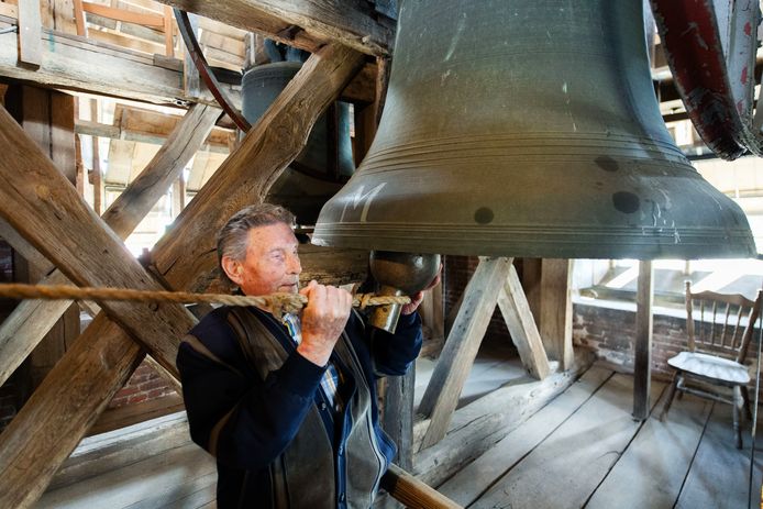 Gerard (89) uit Borne beiert rustig door, al veertig jaar: ‘Traditie ...
