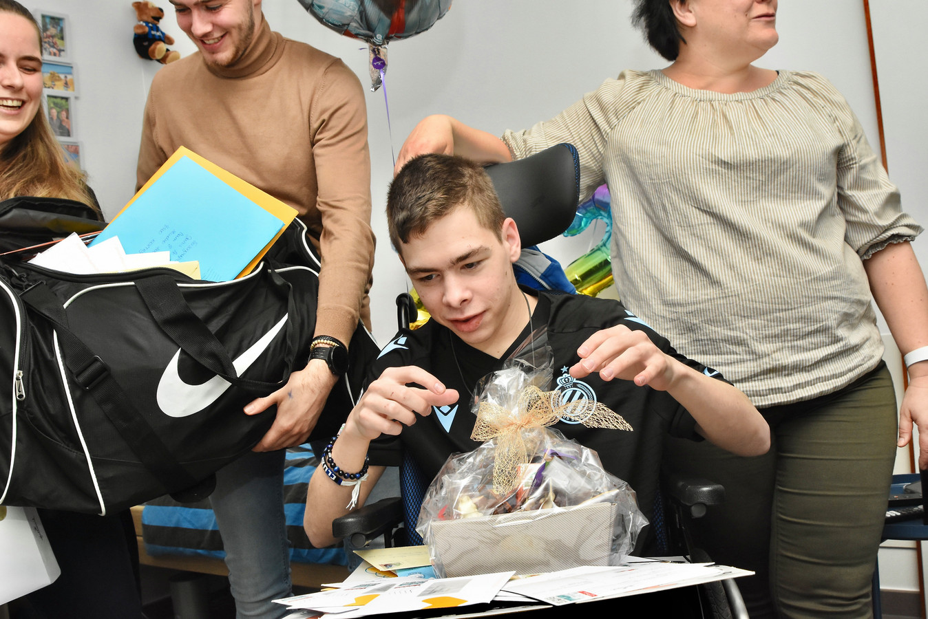 Vlaanderen toont z'n hart: Janis (22) viert laatste verjaardag met 900 ...