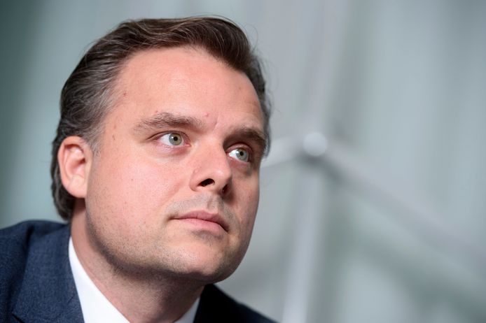 Minister Philippe De Backer (Open Vld) komt klinken in Evergem ...