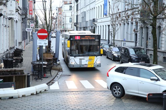 Omgeleide bussen De Lijn doen Paleiswijk daveren: “Het weergalmt tot in ...