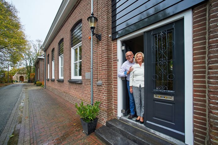 Josephines vader zat nog op het schooltje waar ze zelf werd geboren en ...