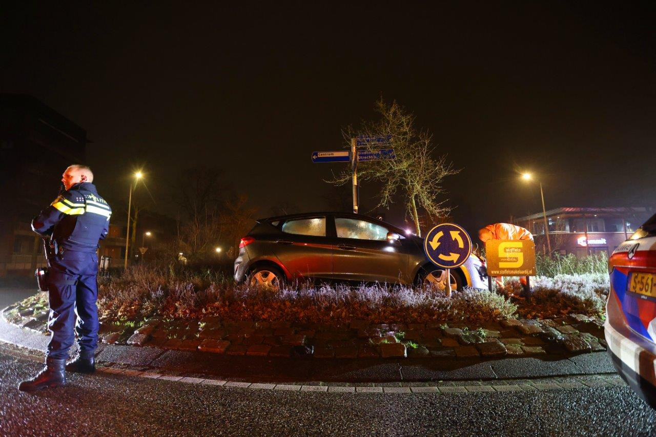 Dronken bestuurder komt met zijn voertuig op een rotonde terecht in ...