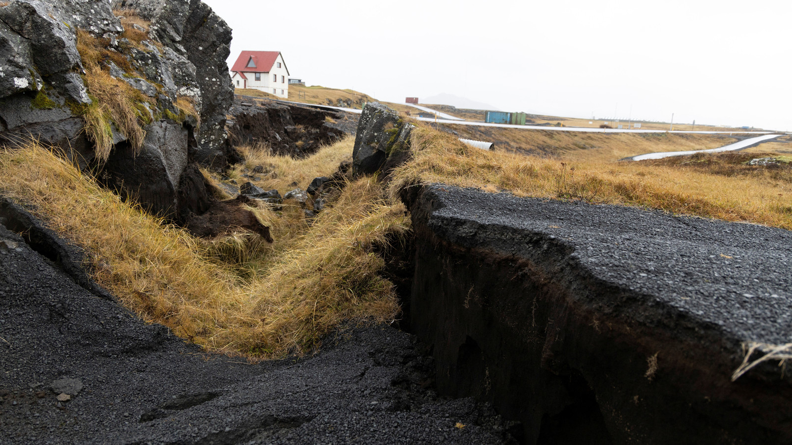 Séismes, images des dégâts: le point sur l’éruption volcanique attendue ...