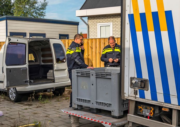 Politie doet inval in woonwagen Spijkenisse | Voorne-Putten | AD.nl