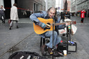 Eerbetoon aan straatmuzikant Chuck Deely vernield: ‘Man trapte het ...