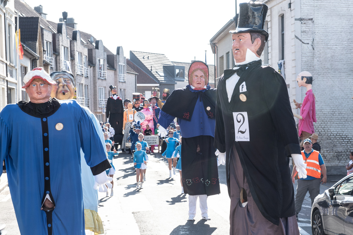 35 reuzen nemen deel aan vierjaarlijkse stoet door Eine | Foto | hln.be