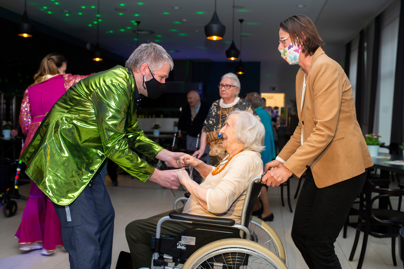 Tia Hellebaut zet bewoners woonzorgcentrum OLVA in beweging ...