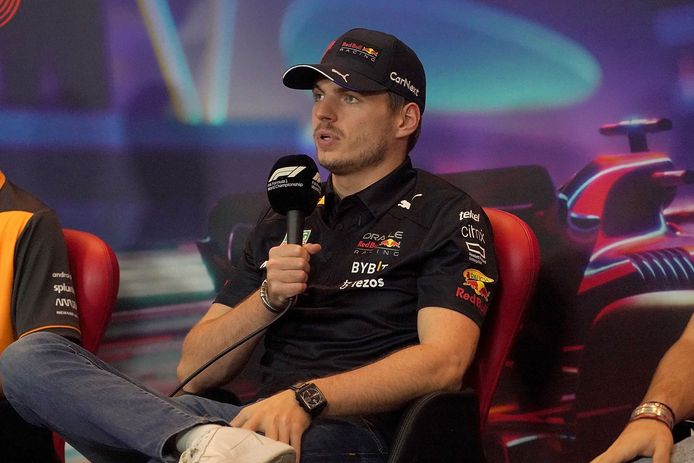 “Ik ben die bullshit beu”: hoe Max Verstappen het één jaar na de “titelroof” nog steeds moet ...