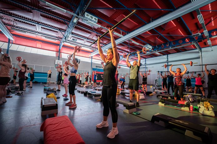 Afgetrainde massa roept tijdens de eerste editie van Festyfit, opgewekt ...