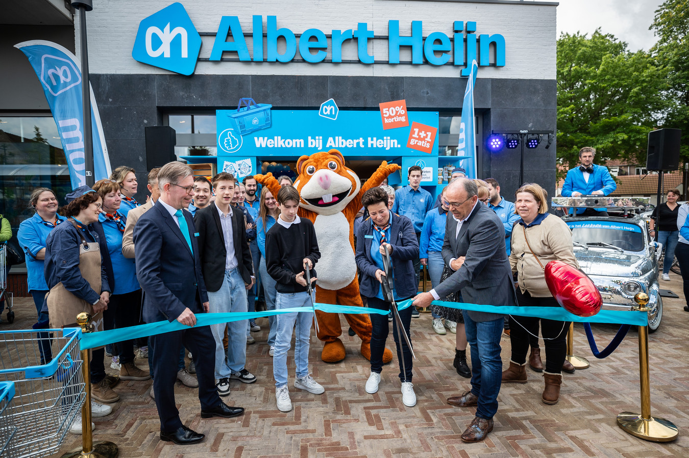 Bij officiële opening van AH supermarkt in Bergeijk pinkt Marga een ...