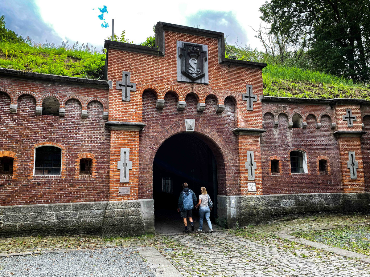Magische sfeer opsnuiven tijdens lichtwandeling in Fort 4 | Foto | hln.be
