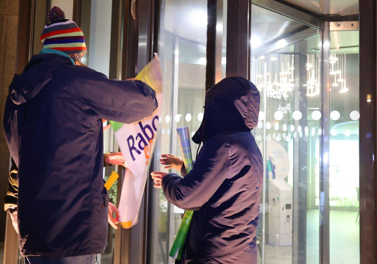 Greenpeace-activisten beplakken Rabobank-filiaal Den Bosch met posters ...