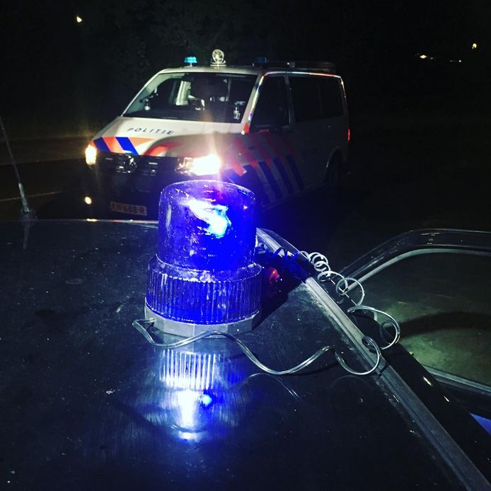 Man scheurt in kleine Fiat over de A50 met zwaailicht op dak | Nijmegen ...