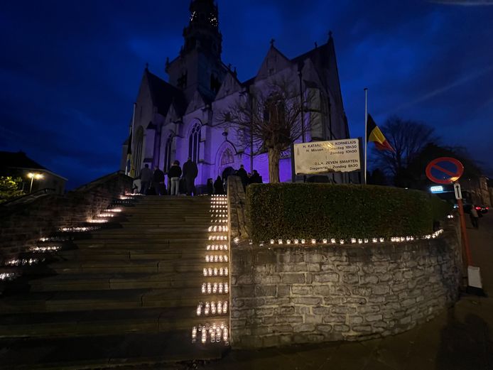 Kerk verlicht en 2.000 kaarsjes op de trappen: zo herdenkt Diegem ...