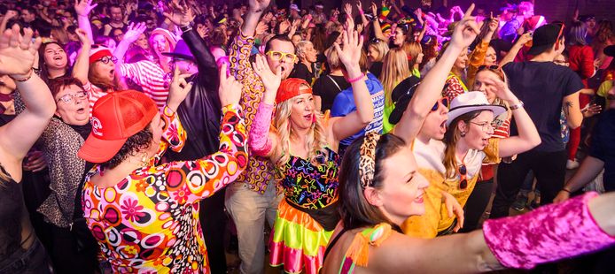 Losgaan in foute outfits tijdens The Party FOUT in de Koekbouw Veghel ...