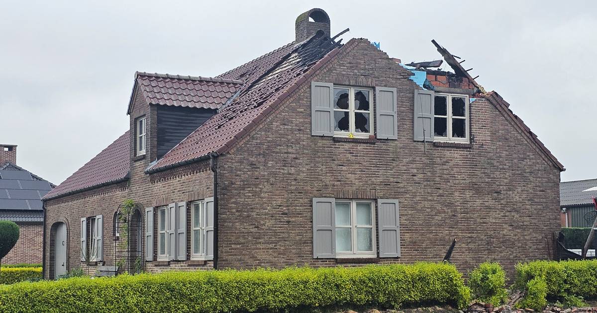 Blikseminslag zet huis in brand: “Hoogzwangere vrouw naar ziekenhuis ...