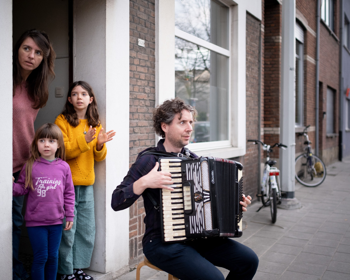 De lockdown is voorbij! Dit zijn de ontroerendste foto’s van onze ...