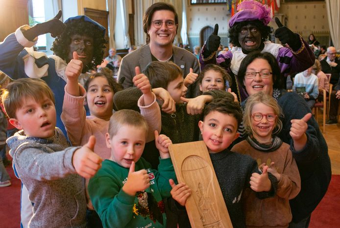 Prijswinnaars Sinterklaaswedstrijd getrakteerd op boeken, snoep en ...
