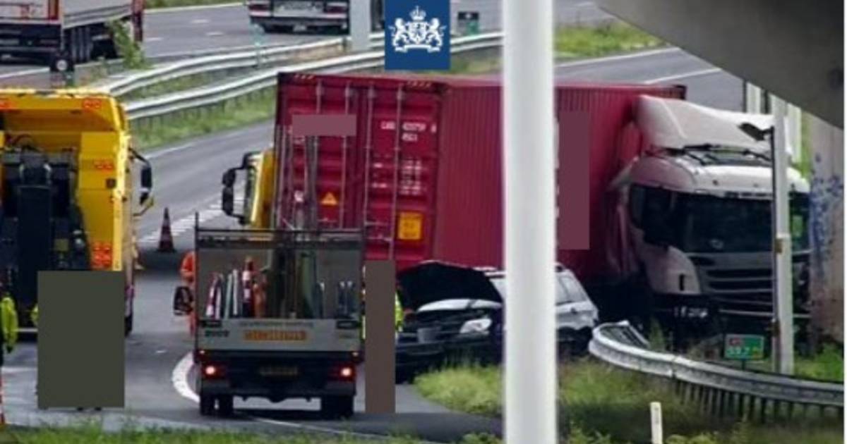 Auto botst op vrachtwagen op A15, afrit nog uren dicht | Rotterdam | AD.nl