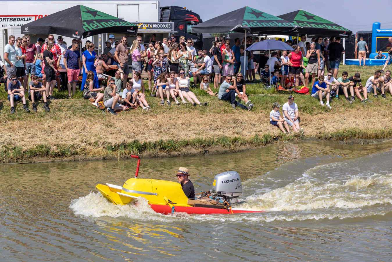 Badkuiprace weer een grote hit in Borssele | Foto | AD.nl