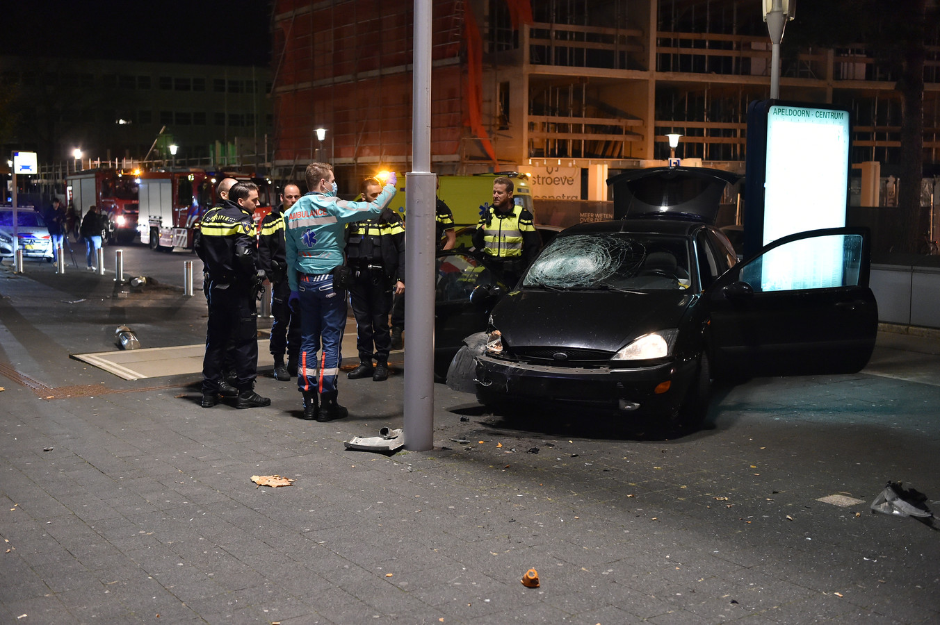 Geëmotioneerde automobilist ramt palen uit de grond op stationsplein in ...