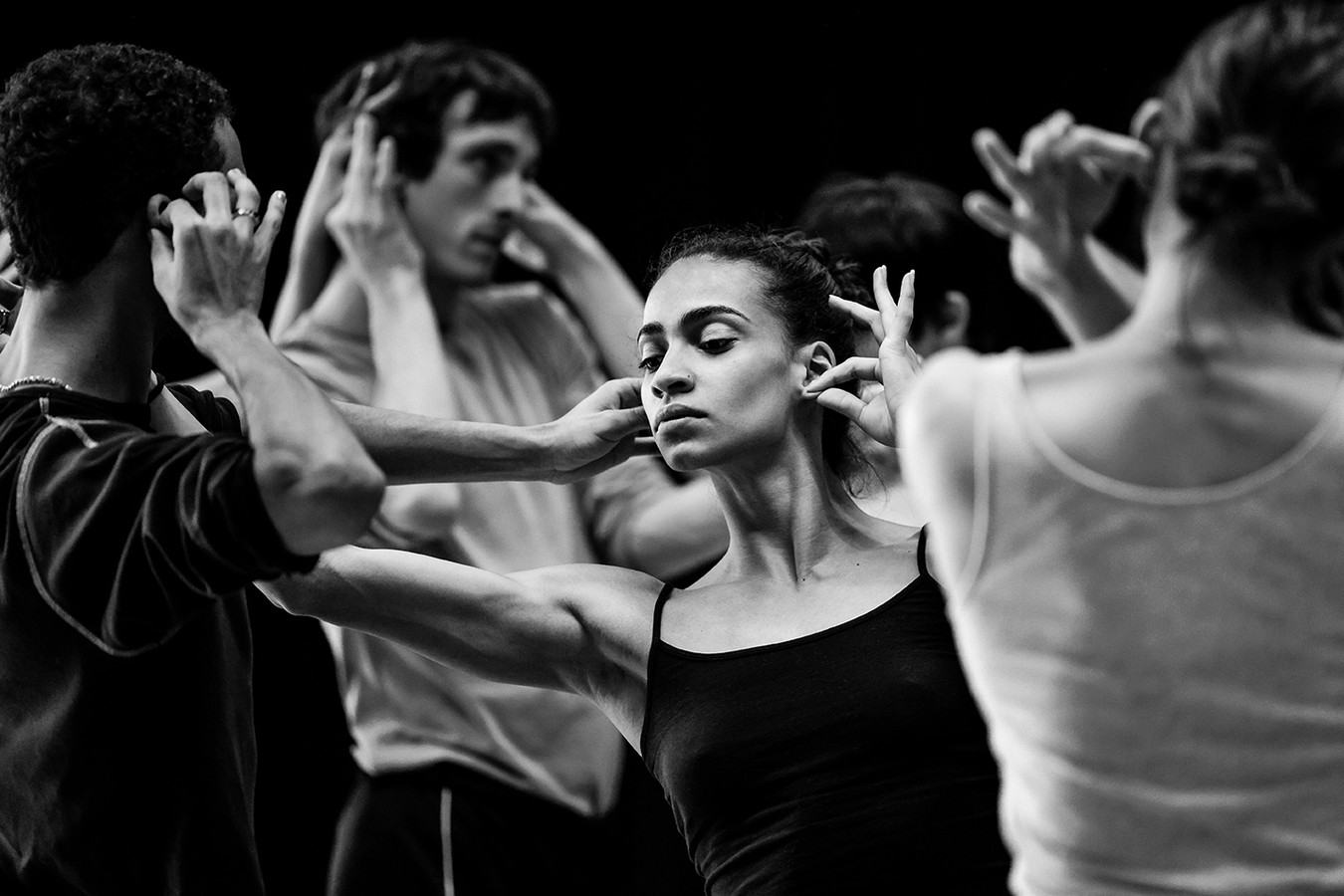 Nederlands Dans Theater etaleert waterval aan bewegingen | Foto ...