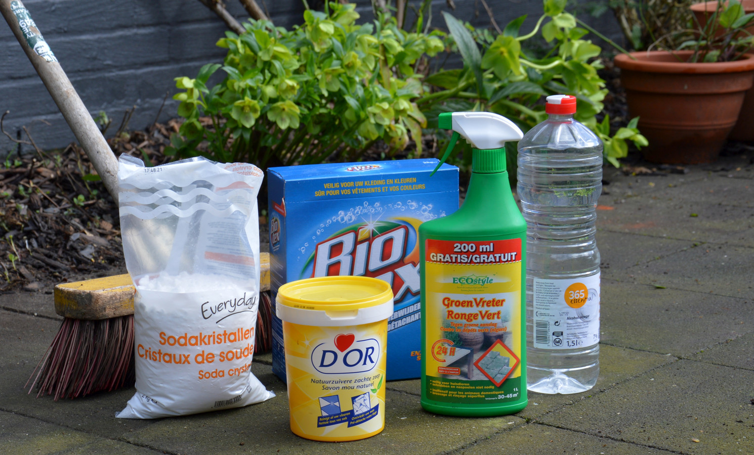 Je terras schoon zonder hogedrukreiniger? Zo doe je dat: ‘Voor 5 euro ...