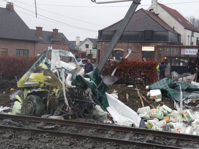 Trein ontspoord na klap tegen vrachtwagen met pech op overweg in ...