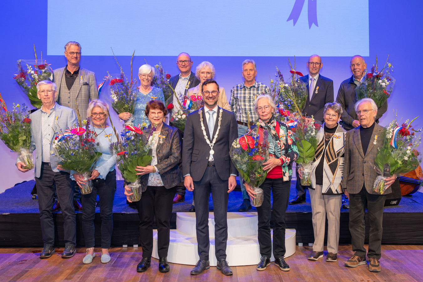 Kersverse burgemeester Leon Anink reikt lintjes uit aan dertien ...