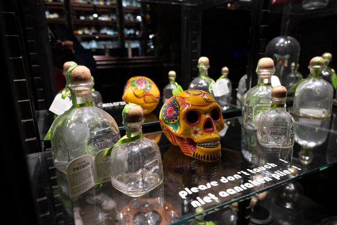 Guy (25) en Sam (23) nemen cocktailbar Bar Zar over: “Wie hier voor het ...