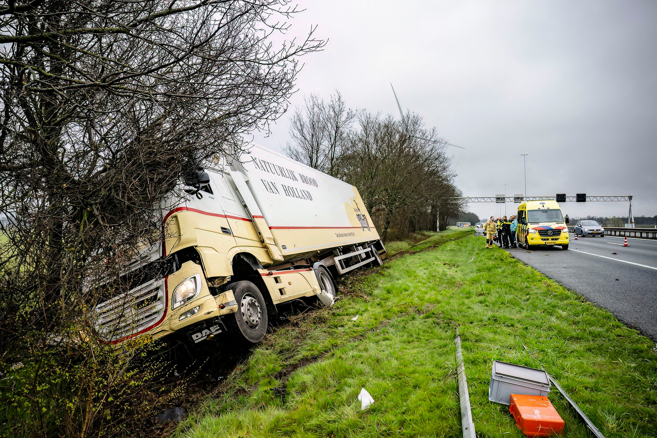 Vrachtwagen in greppel naast A58 bij Oirschot: cabine van chauffeur deukt volledig in door ...