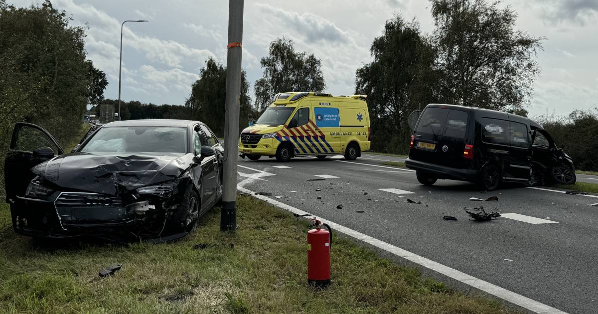 Politiewagen en busje botsen hard op N332 bij Holten: weg tijdelijk ...