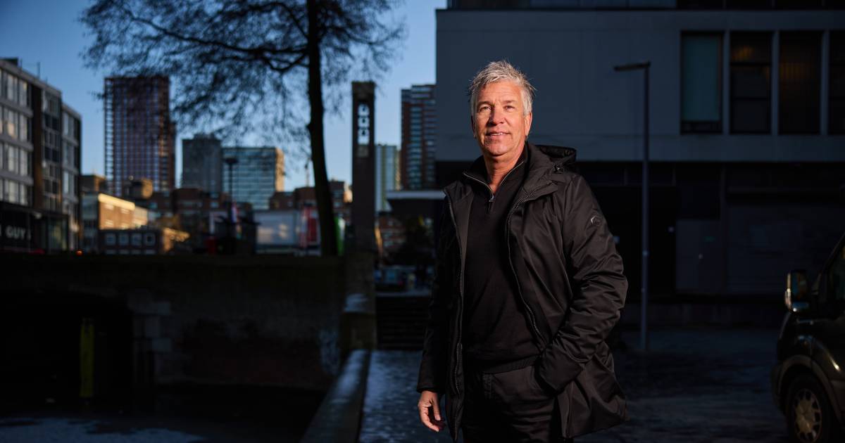 Rob (51) zag zijn droom als profvoetballer in duigen vallen: ‘Dan moet ...