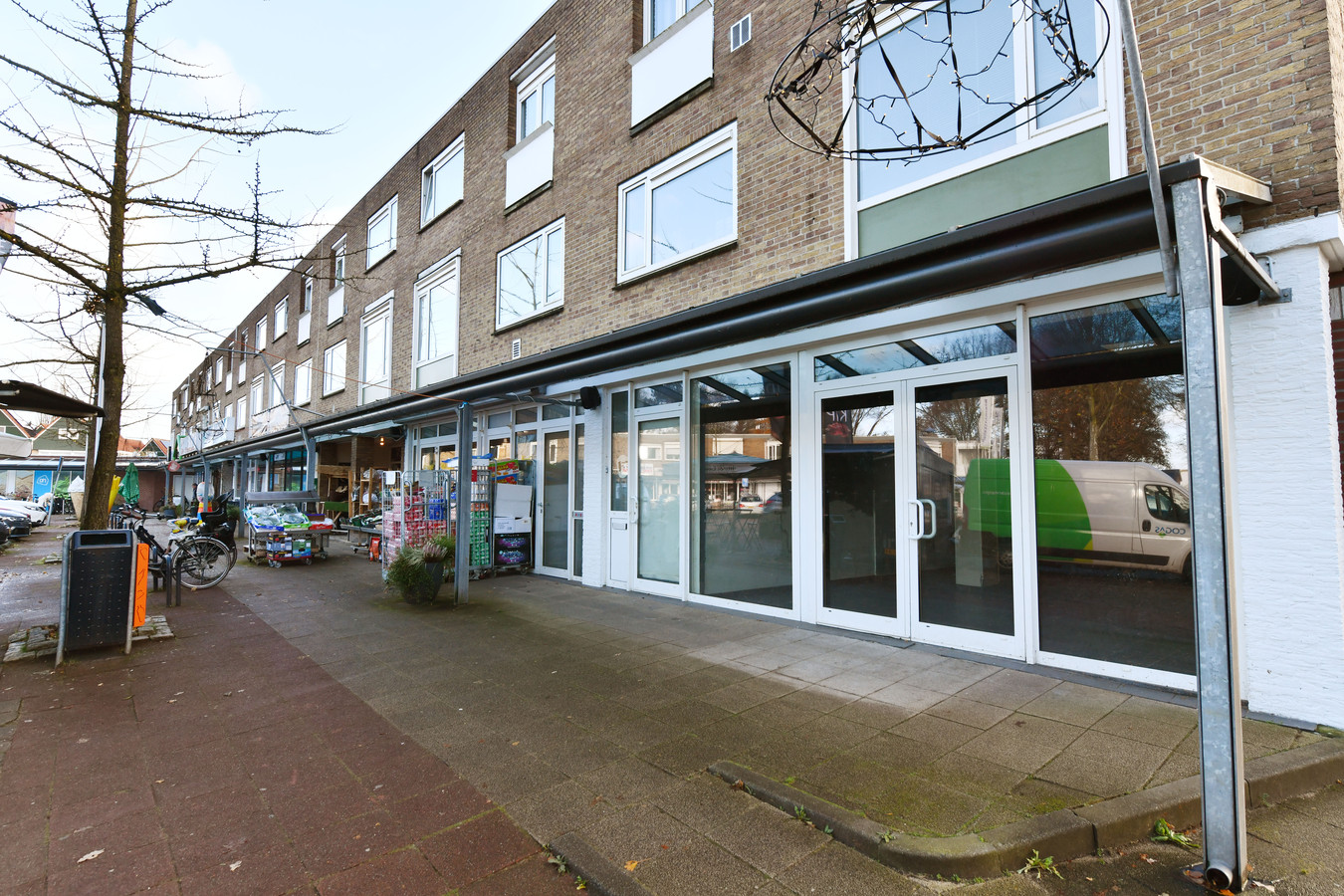 Grotere supermarkt en slijterij en een nieuwe viszaak, winkelcentrum ...