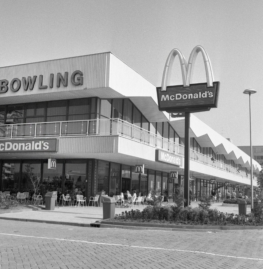 Vandaag 50 jaar geleden opende de eerste McDonald's in Nederland: 'de ... Vandaag 50 jaar geleden opende de eerste McDonald's in Nederland: 'de ...