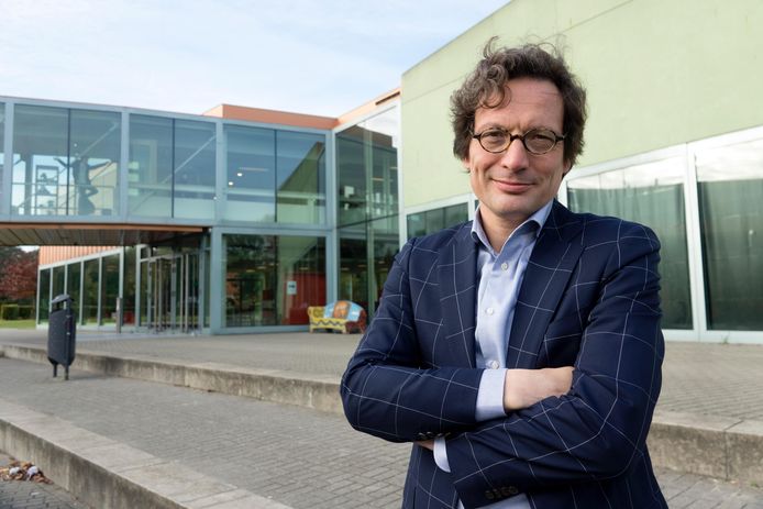 Rector Jeroen (52) ligt al in bed als hij hoort dat 100 leerlingen van ...