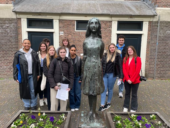 Genomineerde leerlingen van Atheneum Denderleeuw bezoeken Anne Frank Huis | Denderleeuw | hln.be