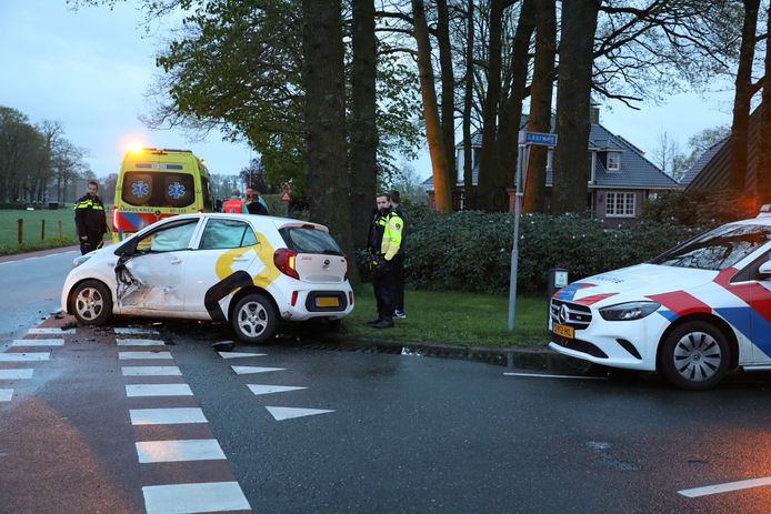 Twee personen gewond na botsing tussen bestelbus en personenauto | Ede | gelderlander.nl