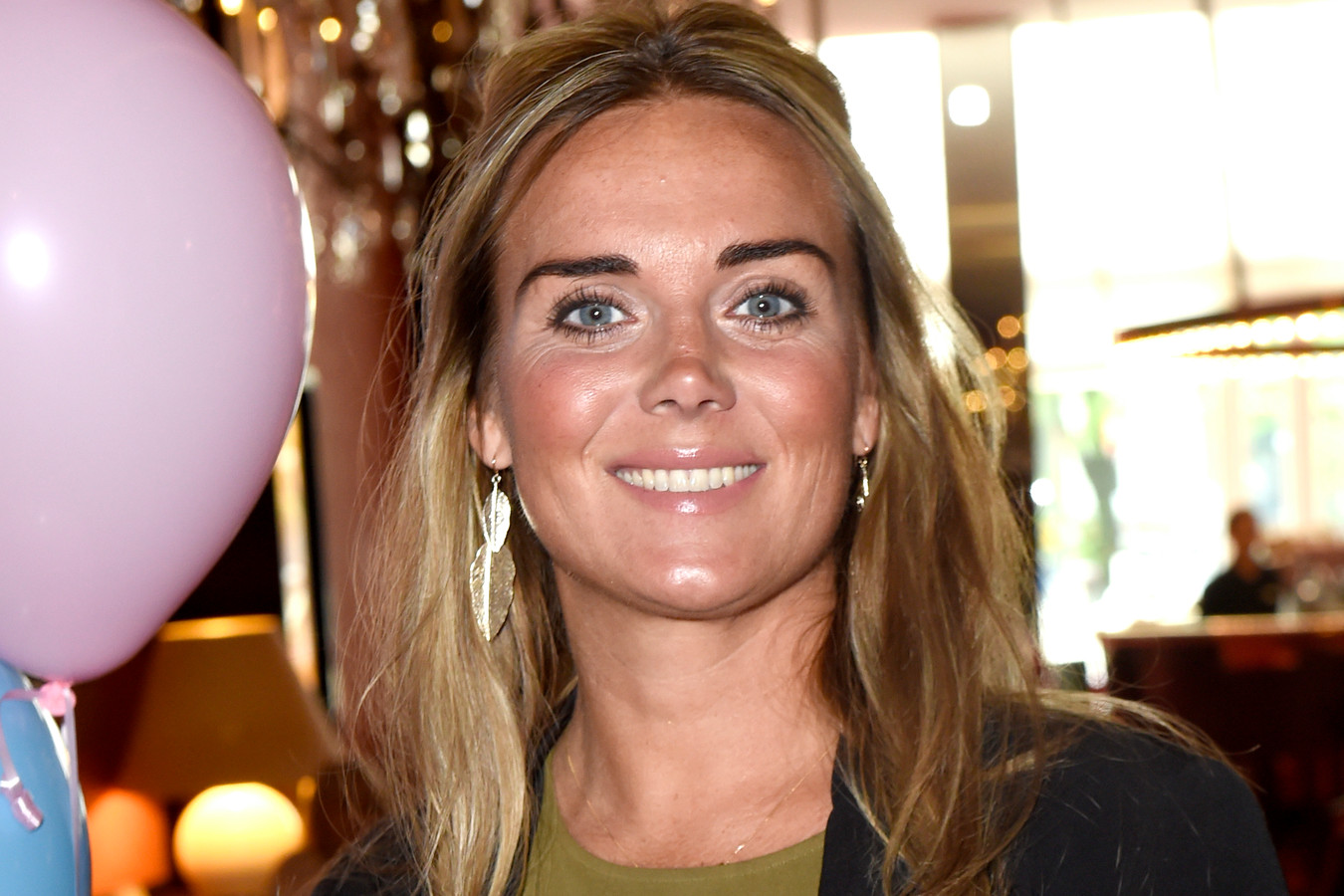 Hazes’ ex Monique Westenberg neemt therapeutenteam in de arm | Foto | AD.nl