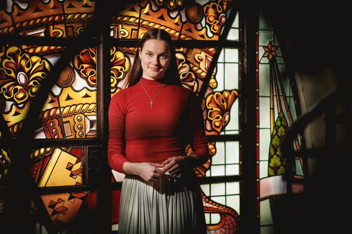 Romy (18) tiktokte over haar religieuze zoektocht en studeert nu ...