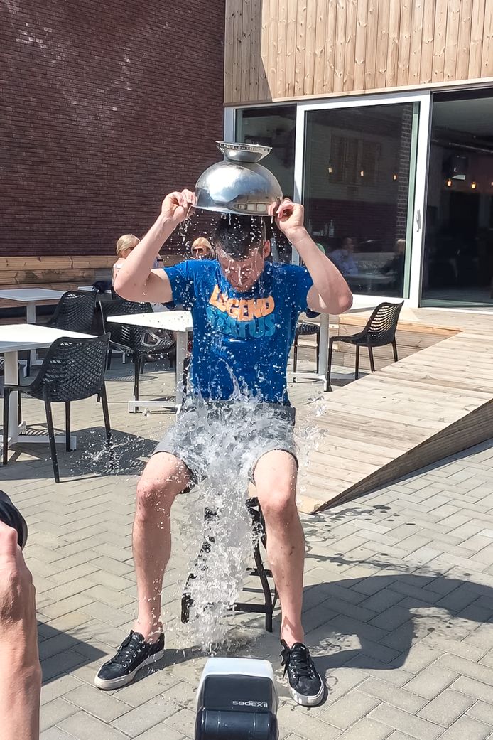 Mignolet probeert Ice Bucket Challenge te herlanceren | De Krant | hln.be