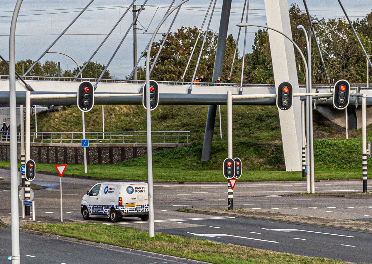 Op dit kruispunt in Zwolle rijden elke dag 300 mensen door rood: is ...