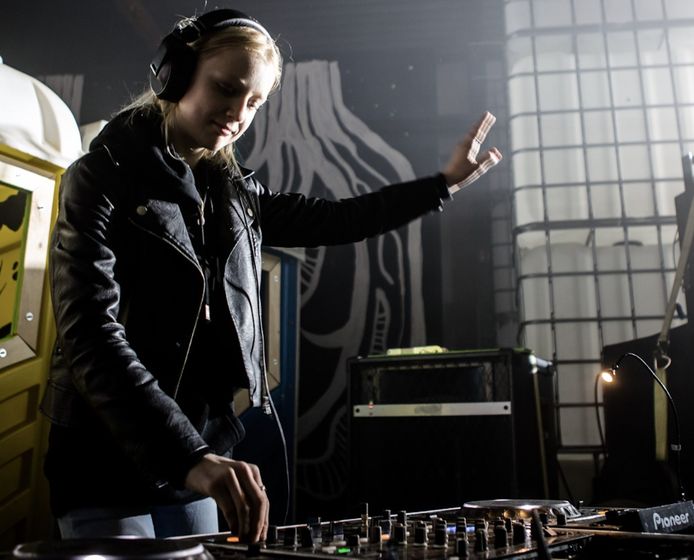 Onder de 18 niet naar Elektrum? Dat geldt niet voor ’s werelds jongste ...