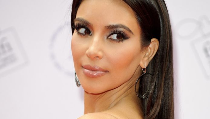 Britse presentator knijpt in billen Kim Kardashian | Sterren | AD.nl