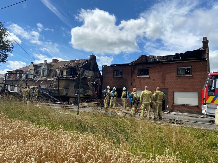 Botsing tussen truck en bestelwagen veroorzaakt brand in meerdere ...