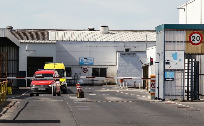 Arbeider (31) ernstig gewond nadat hij verstrikt in transportband ...