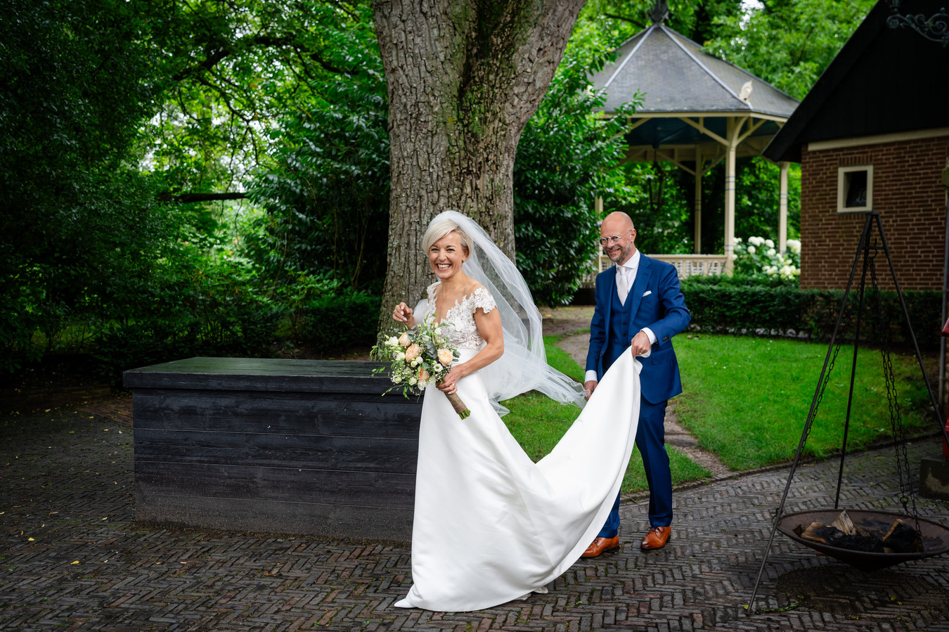 Zes jaar geleden sloeg de vonk over, vandaag trouwt burgemeester Iris ...