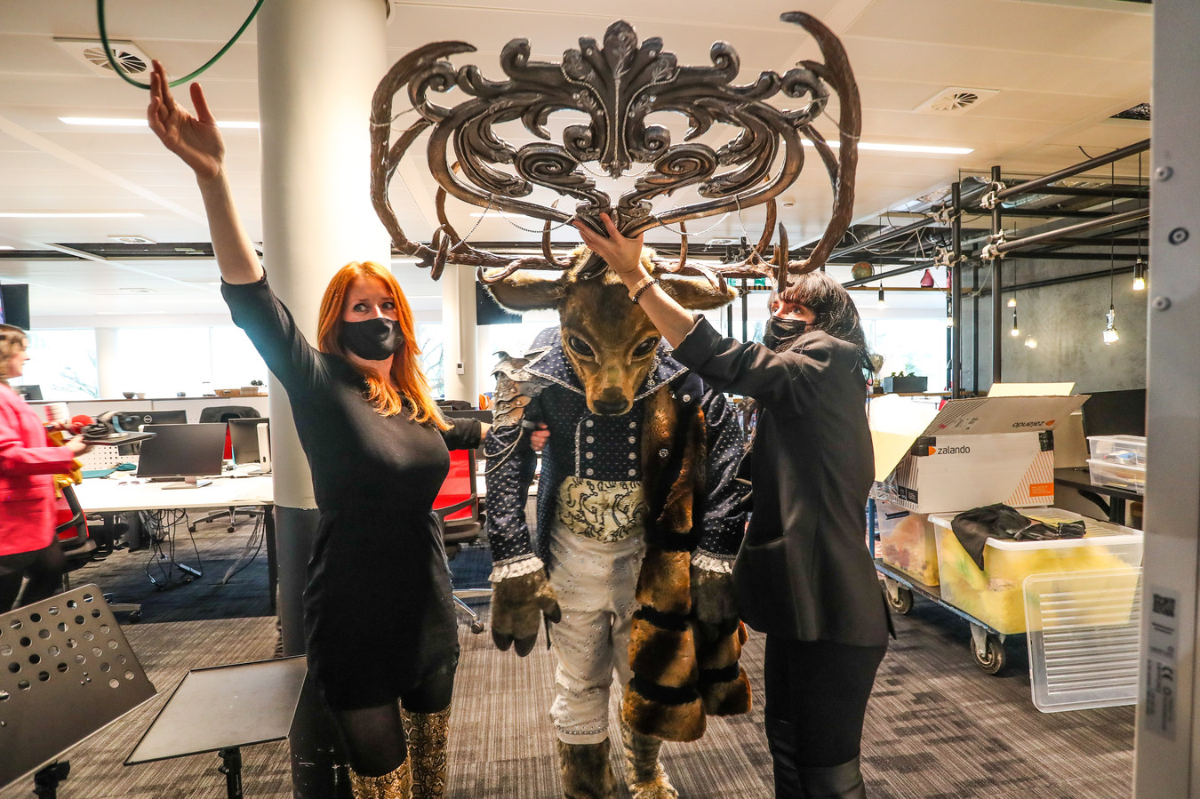 Onze reporter kruipt zélf in de kostuums van ‘The Masked Singer’: is ...