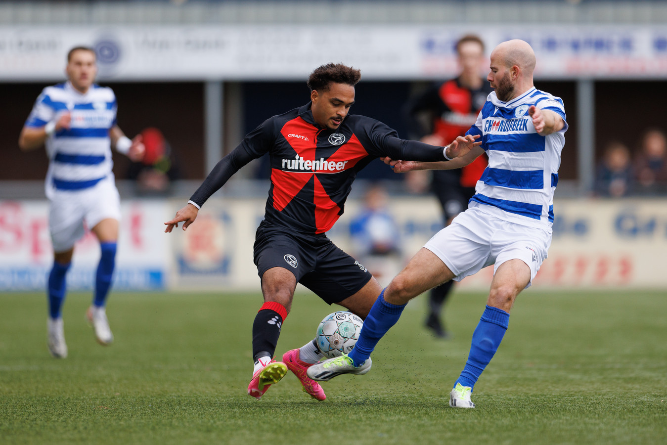 ‘Kale kletser’ Noordhoff drukt zijn neus aan venster bij Spakenburg ...