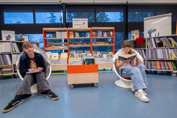 Zarah (11) is gelukkig in de eerste schoolbibliotheek met boeken in ...